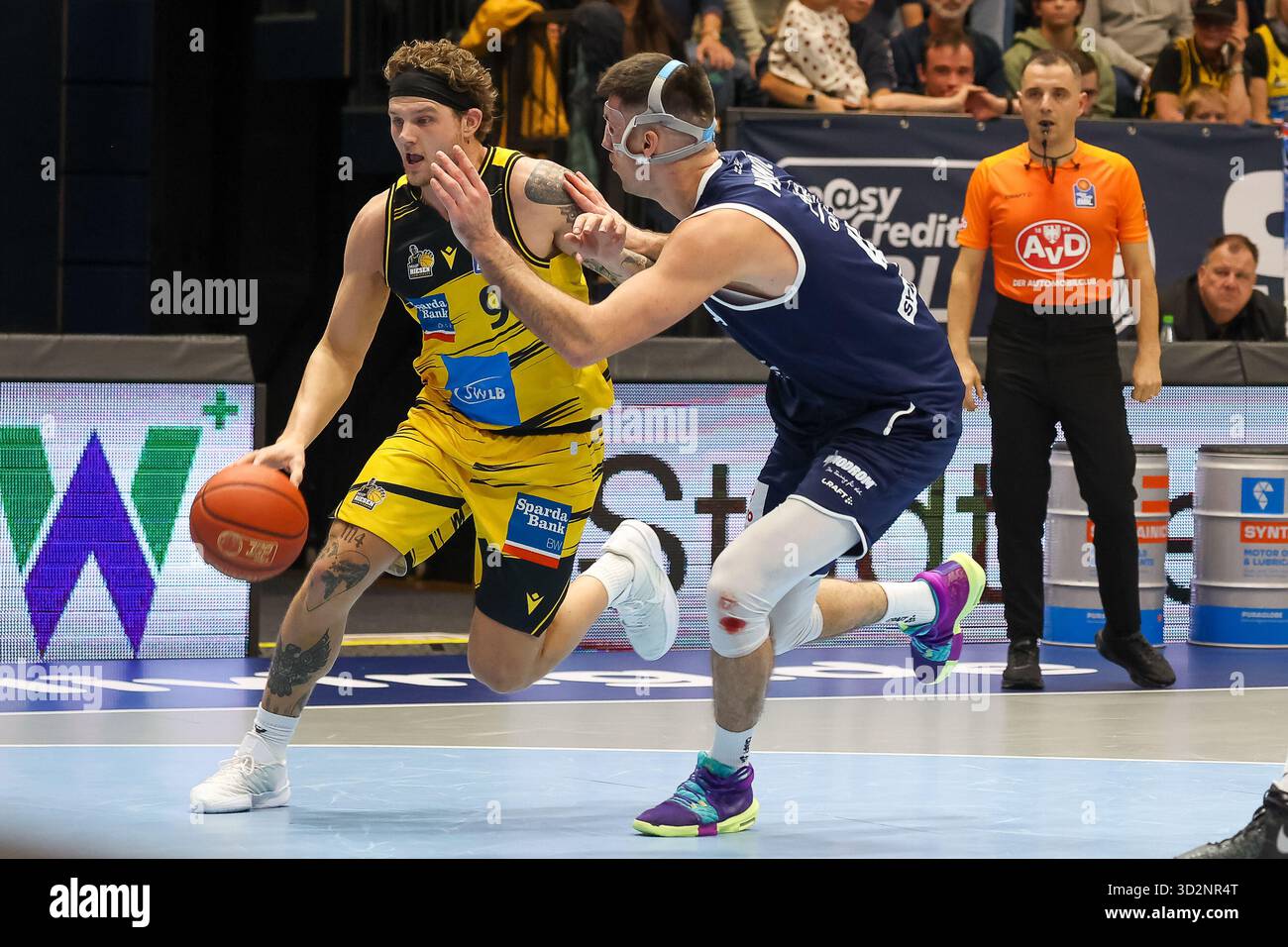 Booker Coplin (MHP Riesen Ludwigsburg, #09) am Ball gegen Jure Planinic ...