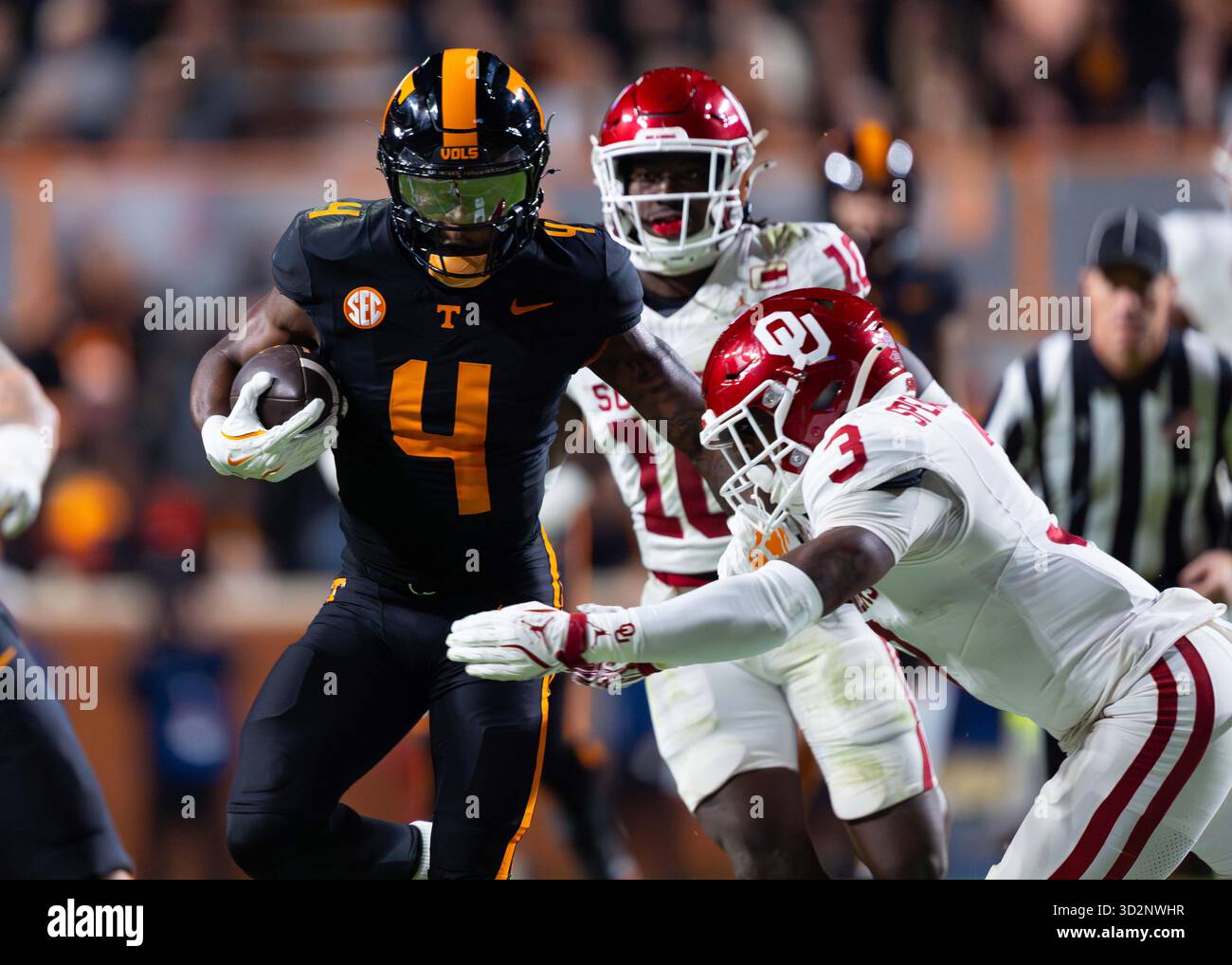 November 1, 2025: Mike Matthews #4 of the Tennessee Volunteers runs the ...