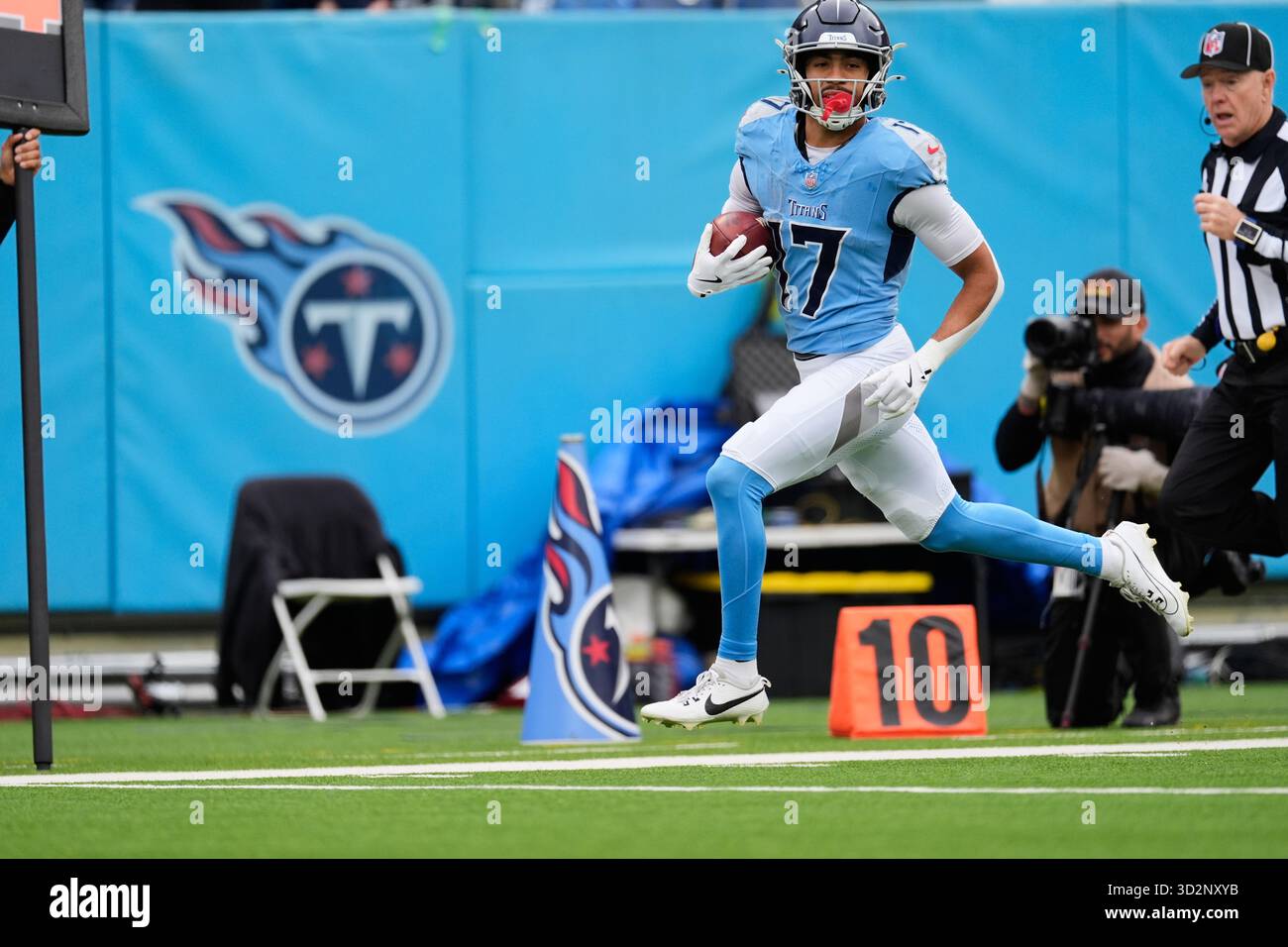 Tennessee Titans wide receiver Chimere Dike (17) returns a punt for a ...