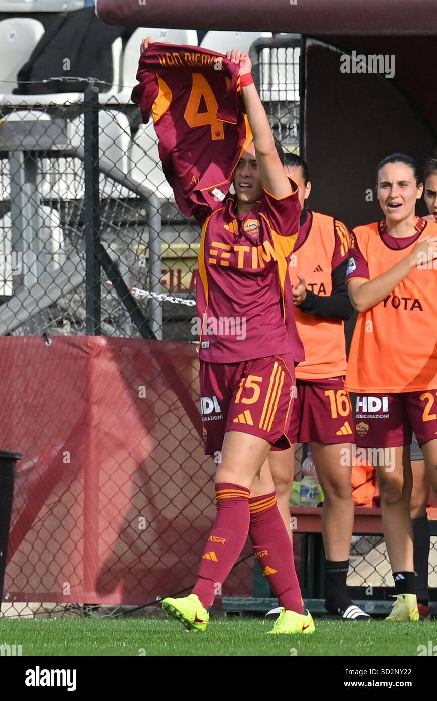 Giulia Dragoni of AS Roma celebrates scoring her goal during the match ...