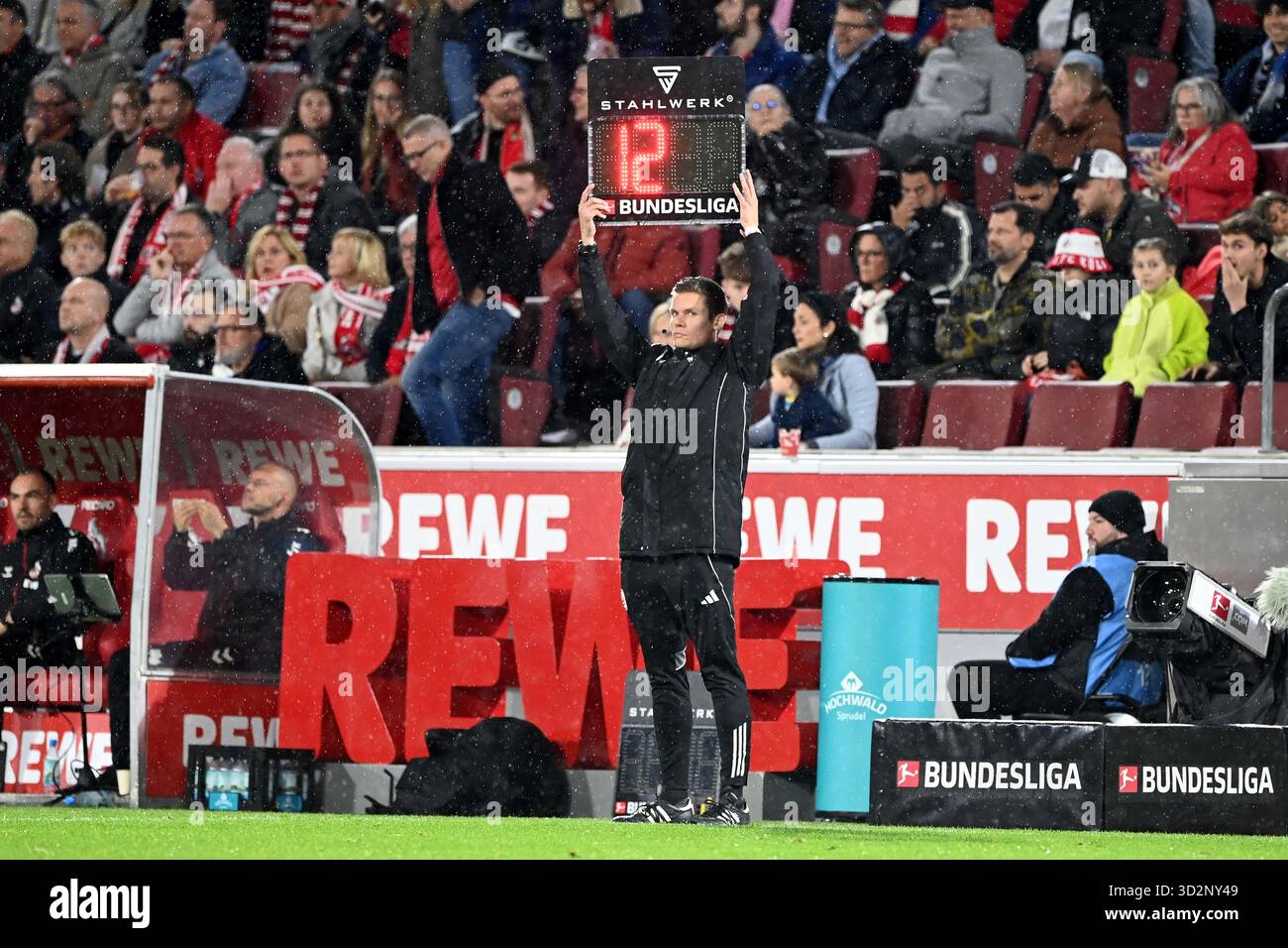 The fourth official, Dr. Florian Exner, indicates the added time: 12 ...