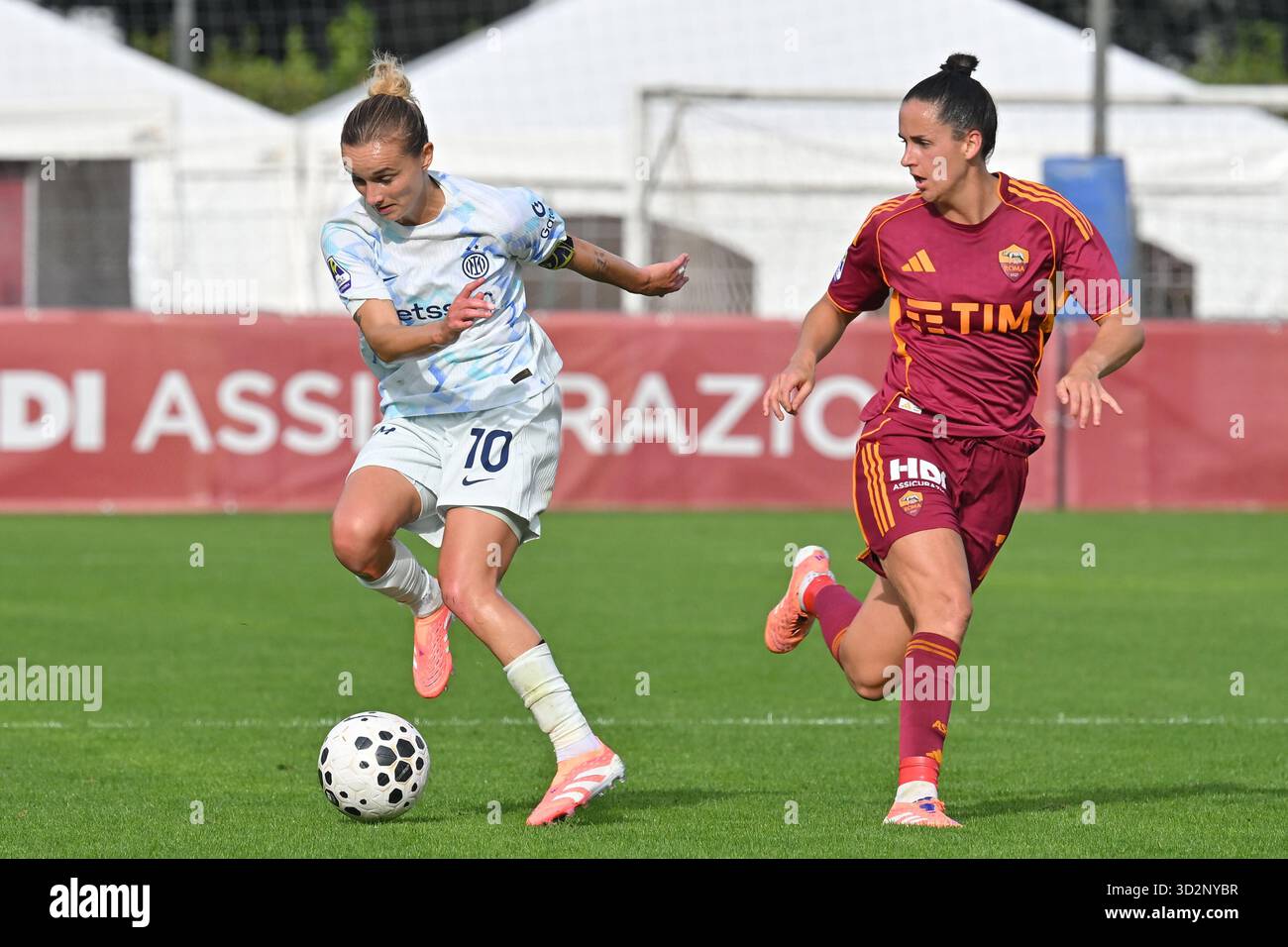 Lina Magull of Inter,Evelyne Viens of AS Roma during the match Serie A ...