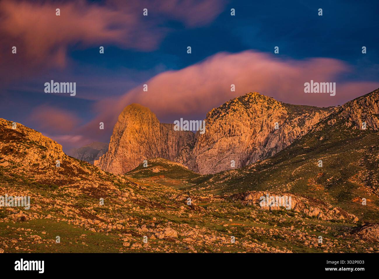 Rising over rocky desert sunset hi-res stock photography and images - Alamy
