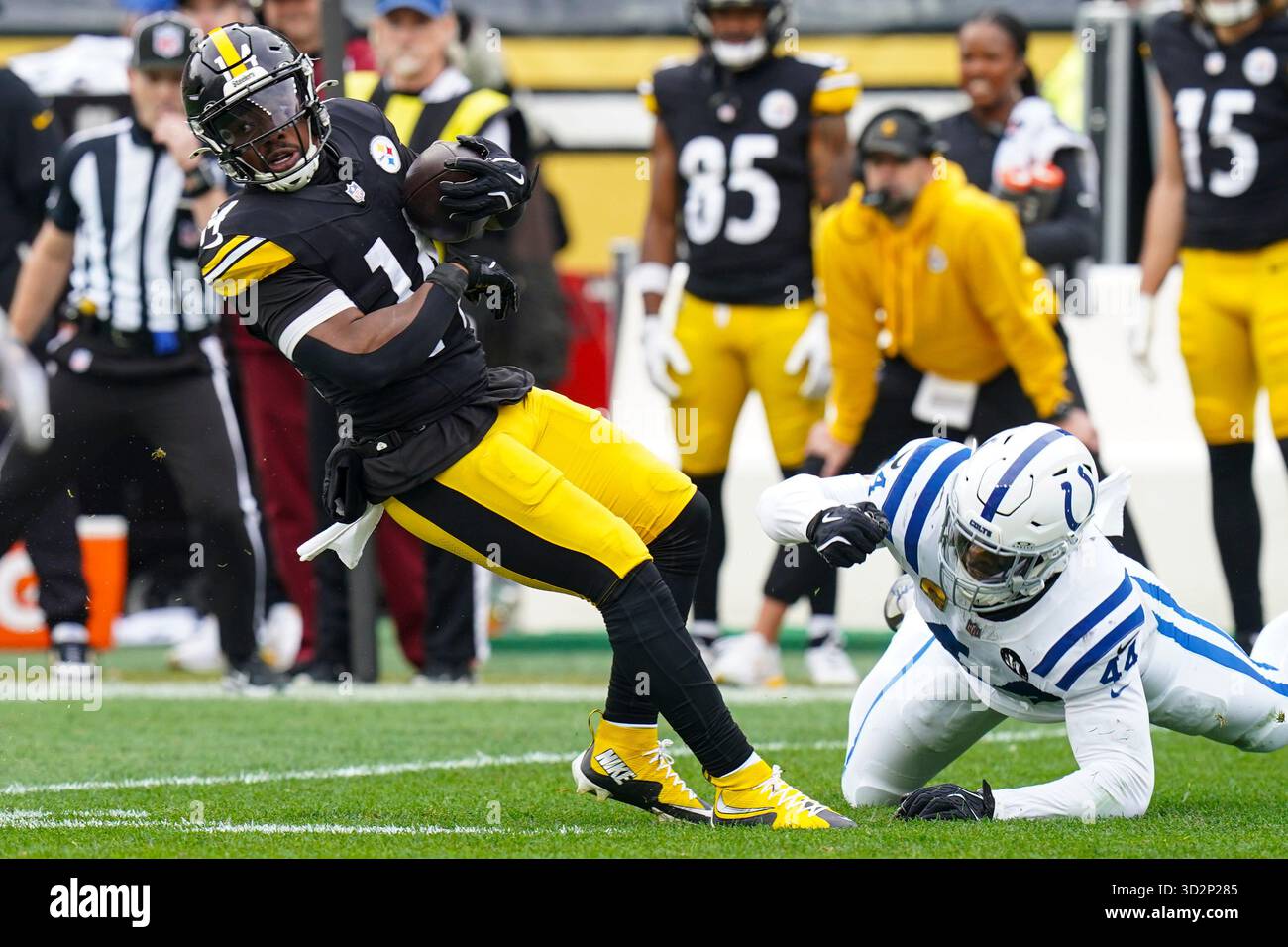 Pittsburgh Steelers running back Kenneth Gainwell (14) makes a catch ...