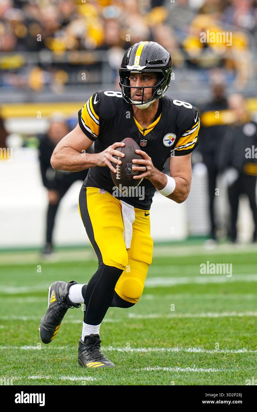 Pittsburgh Steelers quarterback Aaron Rodgers (8) scramble during the ...