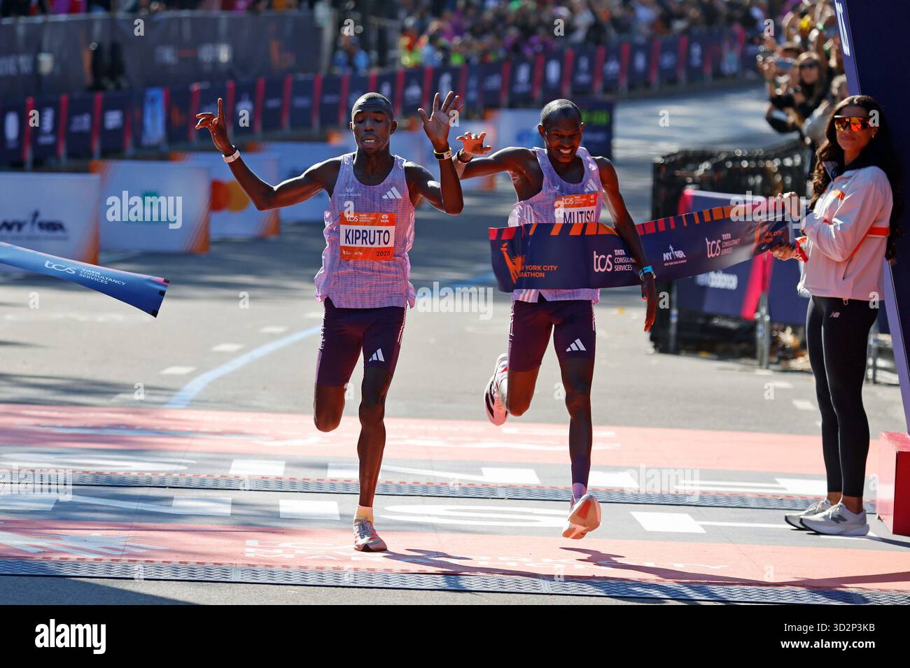 Benson Kipruto of Keyna, center, defeats Alexander Mutiso of Kenya ...
