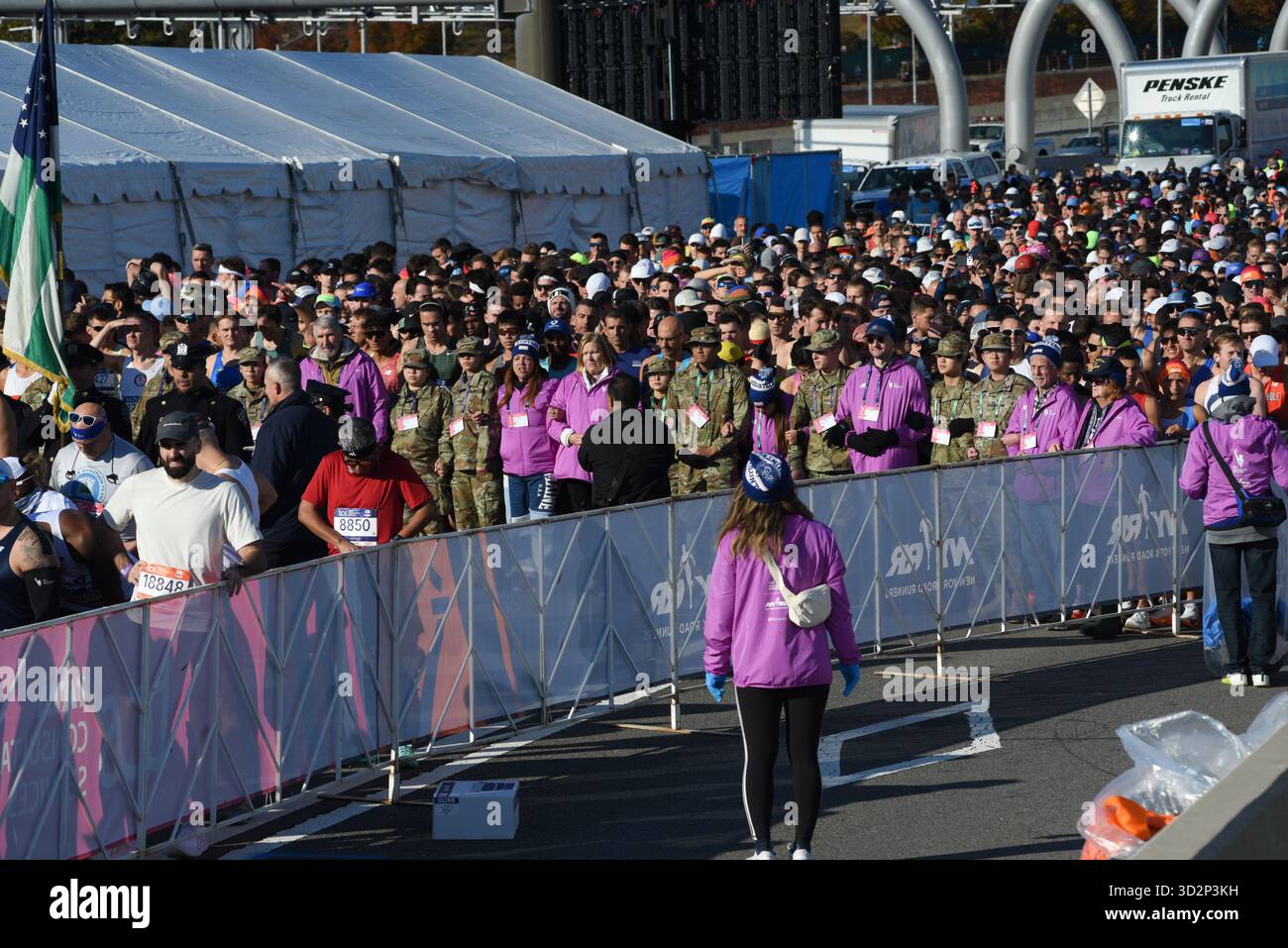 Runners in line to cross the Verrazano Bridge during the 2025 TCS New ...