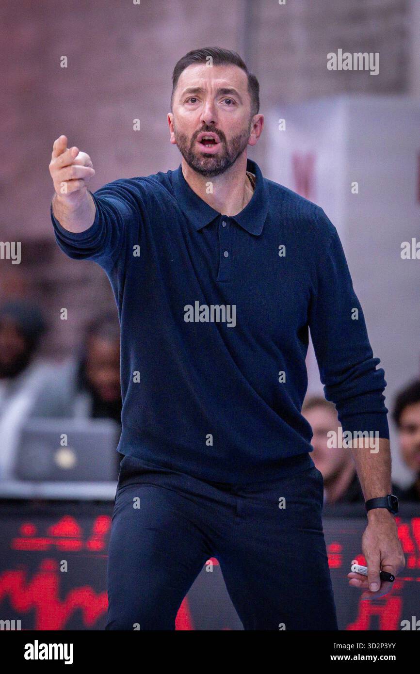 Zoran Kucic (Head Coach RheinStars K?ln) emotional gestikulierend; K?ln ...
