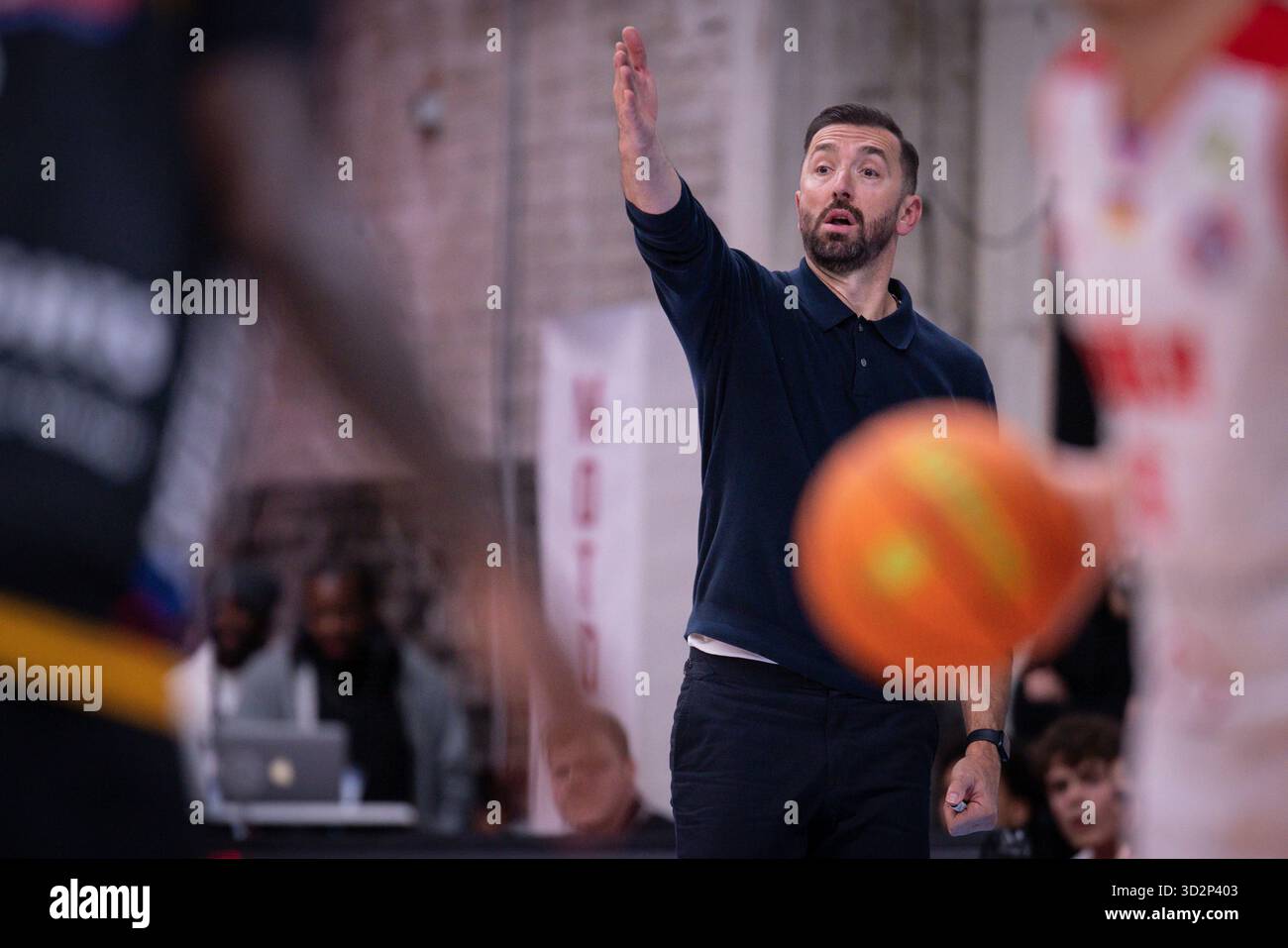 Zoran Kucic (Head Coach RheinStars K?ln) emotional gestikulierend; K?ln ...