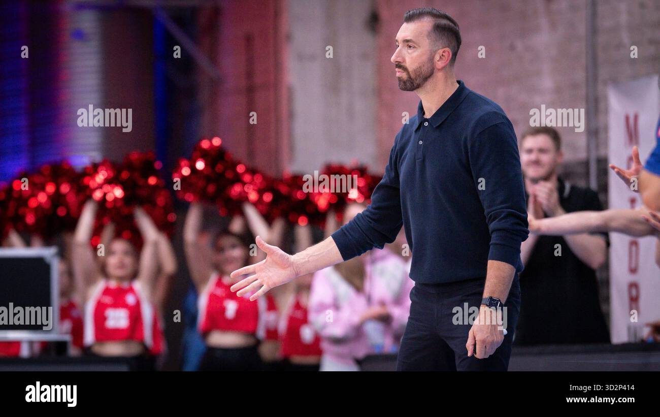Zoran Kucic (Head Coach RheinStars K?ln) emotional gestikulierend; K?ln ...