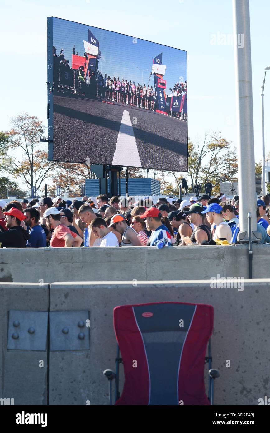 Runners in line to cross the Verrazano Bridge during the 2025 TCS New ...