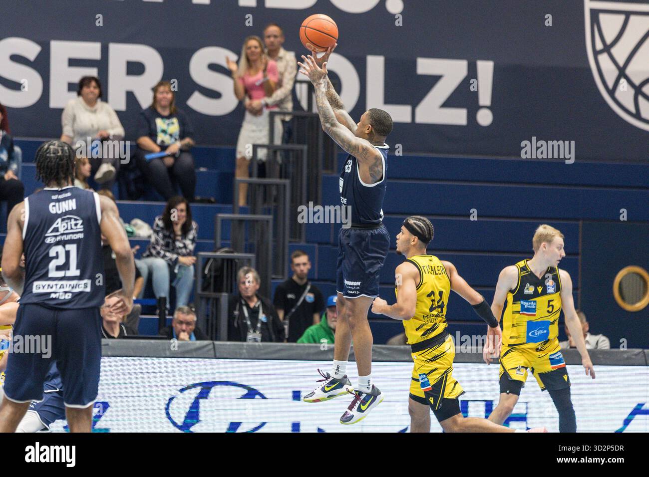 02.11.2025, Stadthalle, Weißenfels, GER, easy-Credit Basketball ...
