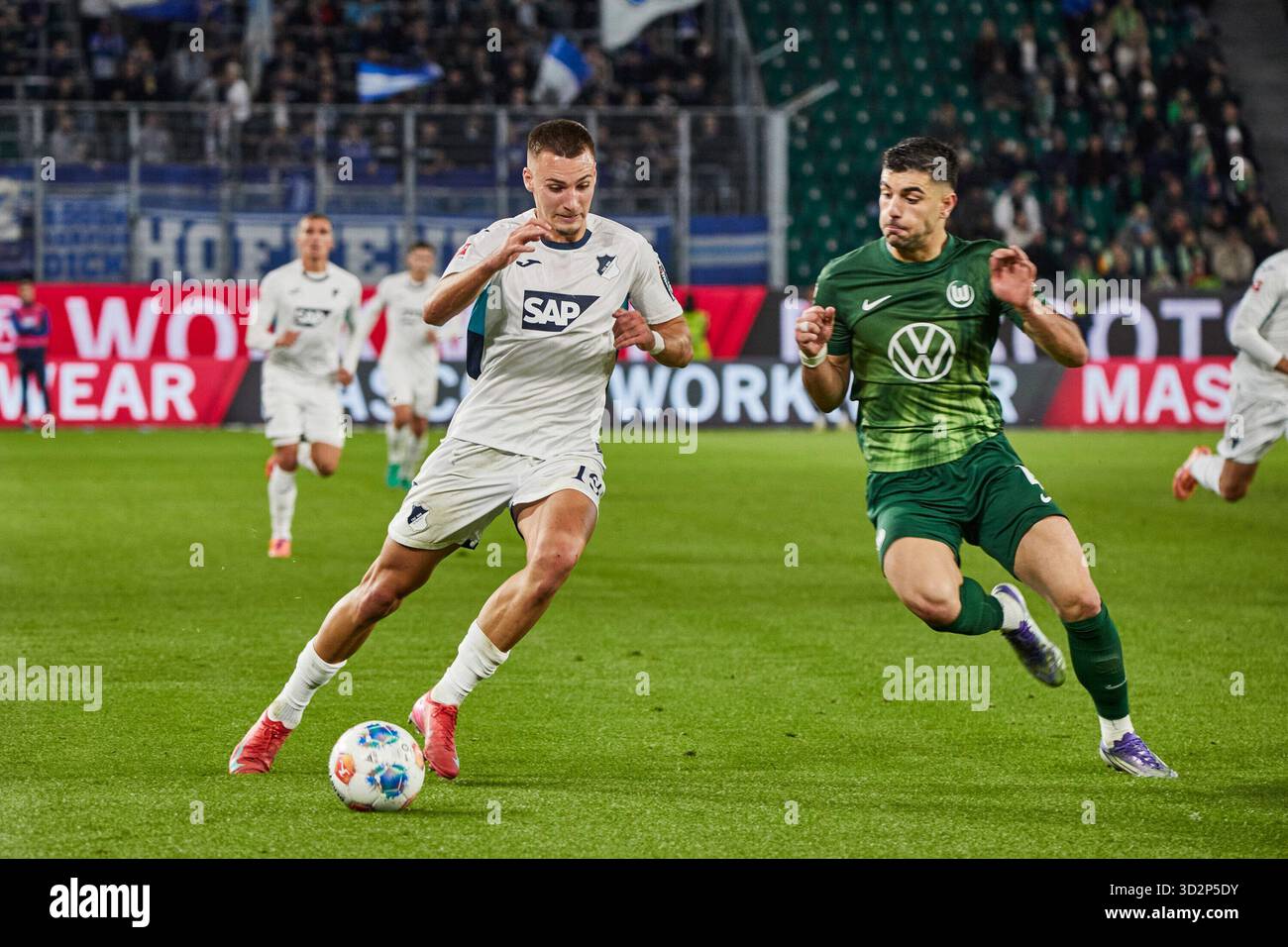 Tim Lemperle (TSG 1899 Hoffenheim #19) setzt zum Torschuss an VfL ...