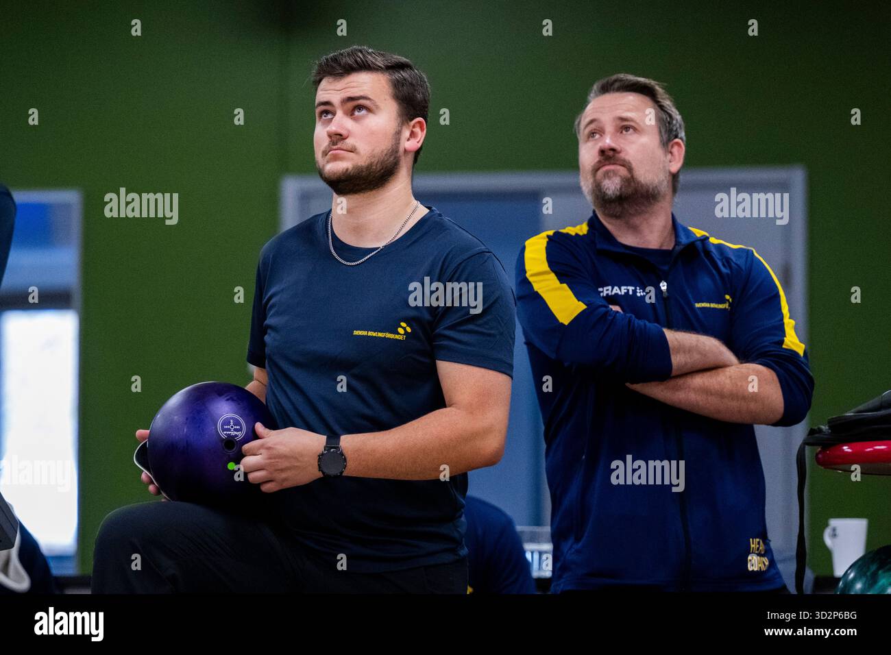 251102 Robin Ilhammar, Team Clan Nässjö BK och förbundskapten Robert Andersson under ett ...