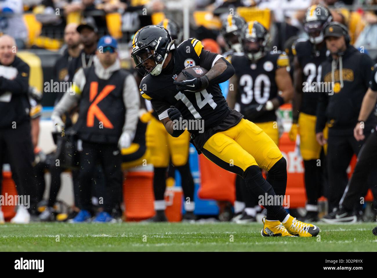 Pittsburgh Steelers running back Kenneth Gainwell (14) attempts to ...