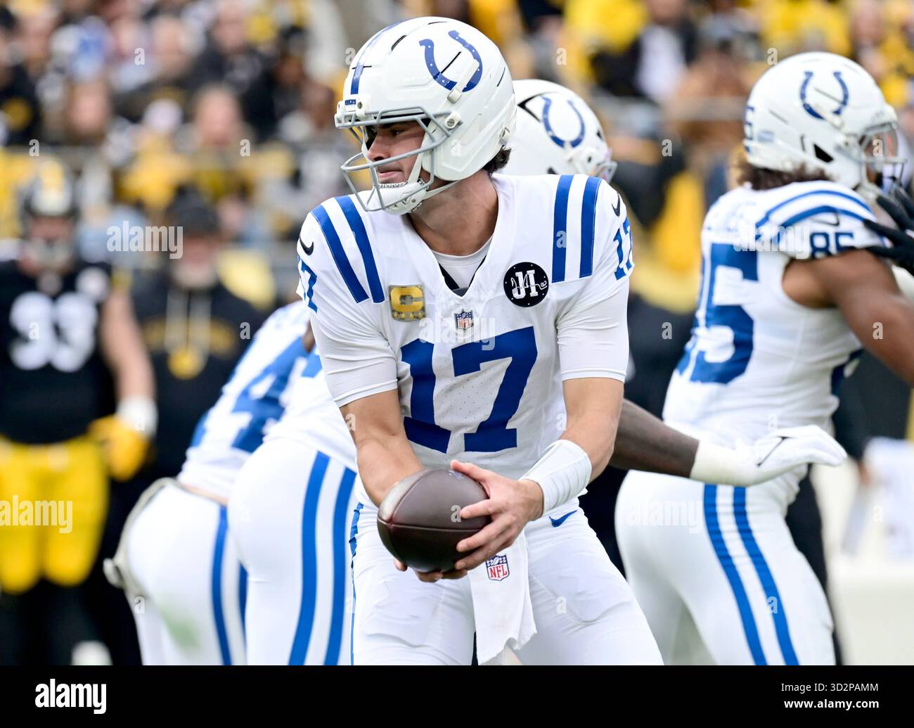 Indianapolis Colts quarterback Daniel Jones (17) waits to handoff the ...