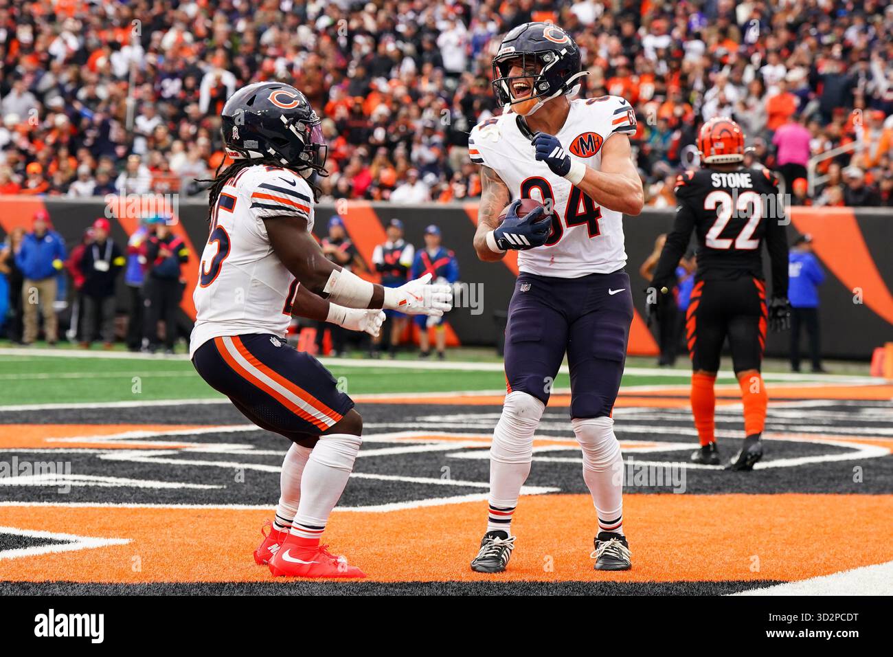 Chicago Bears tight end Colston Loveland (84), right, celebrates his ...