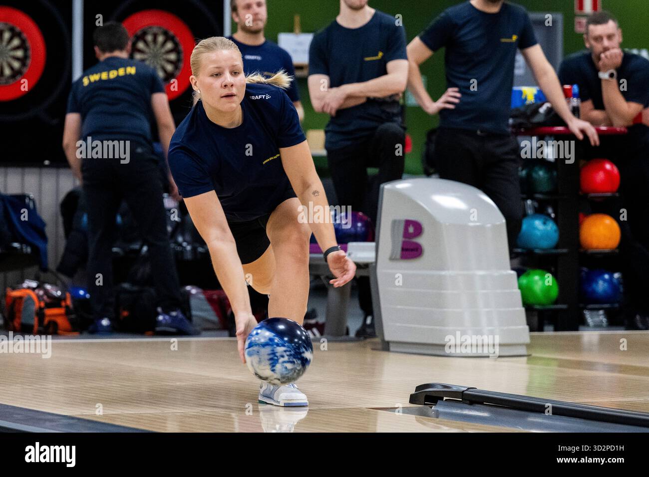 251102 Nora Johansson, Spader Dam under ett träningspass med det ...