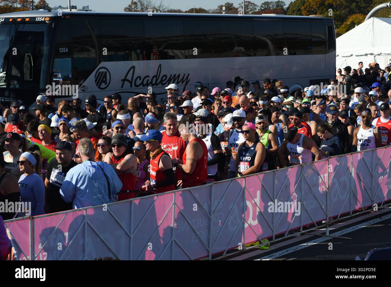 Runners in line to cross the Verrazano Bridge during the 2025 TCS New ...