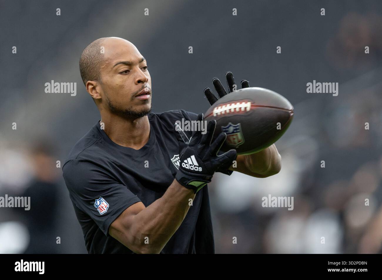 Las Vegas Raiders wide receiver Tyler Lockett (17) warms up before ...