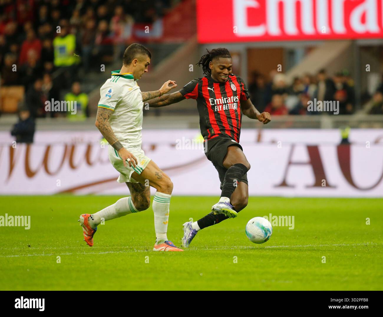 Rafel Leao of AC Milan and Gianluca Mancini of AS Roma during the ...