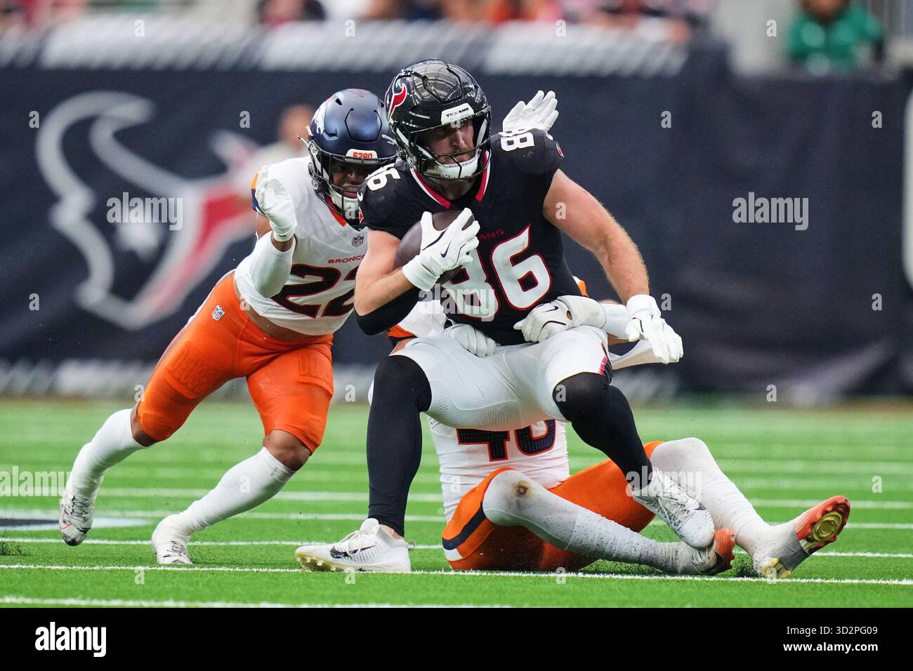 Houston Texans tight end Dalton Schultz (86) catches a pass as Denver ...