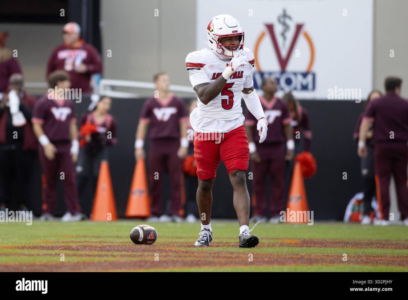 November 1, 2025: Louisville Cardinals wide receiver Caullin Lacy (5 ...