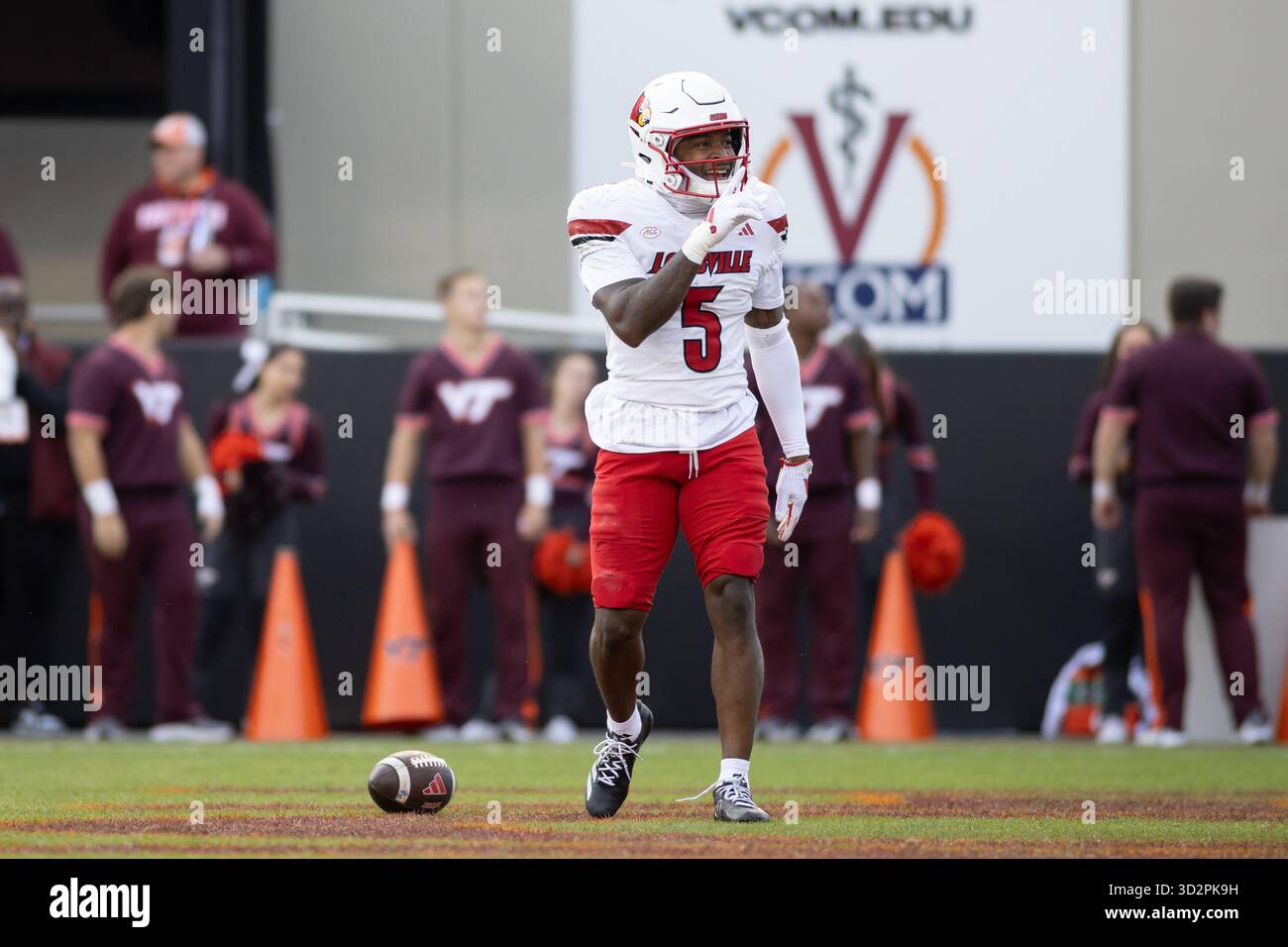 November 1, 2025: Louisville Cardinals wide receiver Caullin Lacy (5 ...