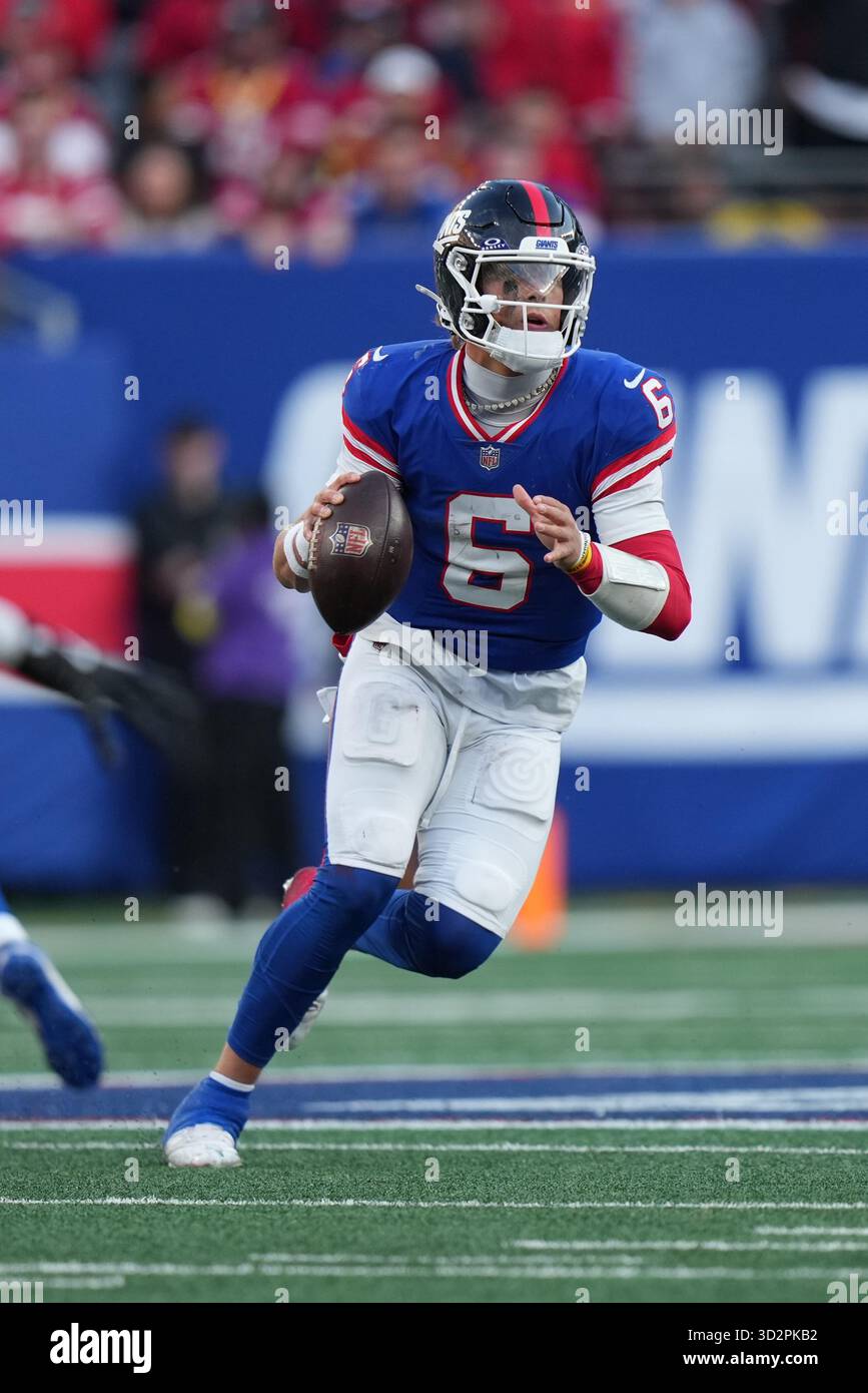 New York Giants quarterback Jaxson Dart (6) scrambles with the ball ...