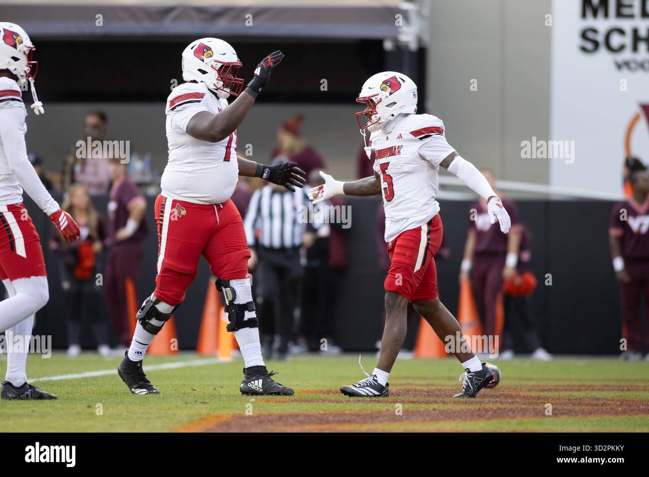 November 1, 2025: Louisville Cardinals wide receiver Caullin Lacy (5 ...
