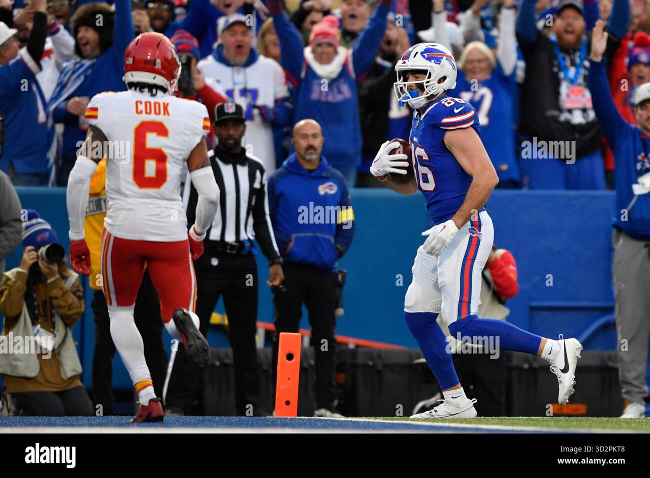 Buffalo Bills tight end Dalton Kincaid (86) catches a touchdown pass as ...