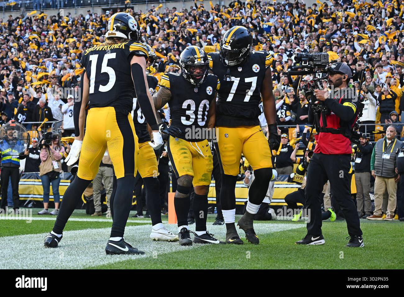 Pittsburgh Steelers running back Jaylen Warren (30) celebrates with ...
