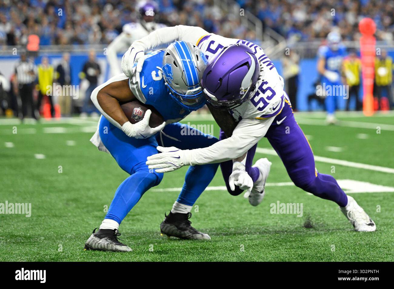 DETROIT, MI - NOVEMBER 02: Minnesota Vikings LB Eric Wilson (55) smacks ...