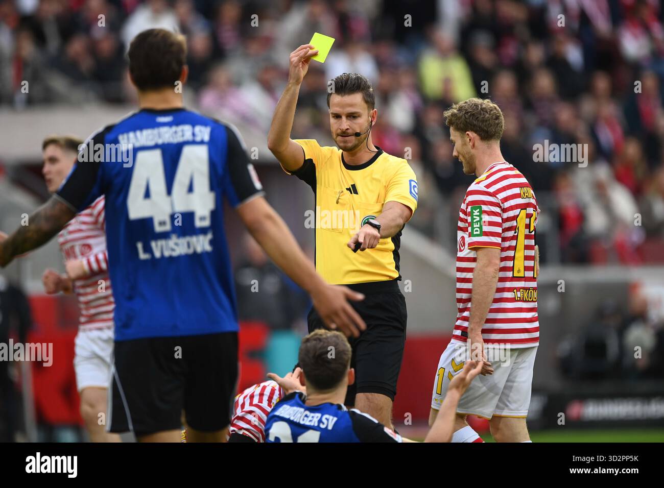 Referee Daniel Schlager shows Nicolai Remberg (HH) a yellow card ...