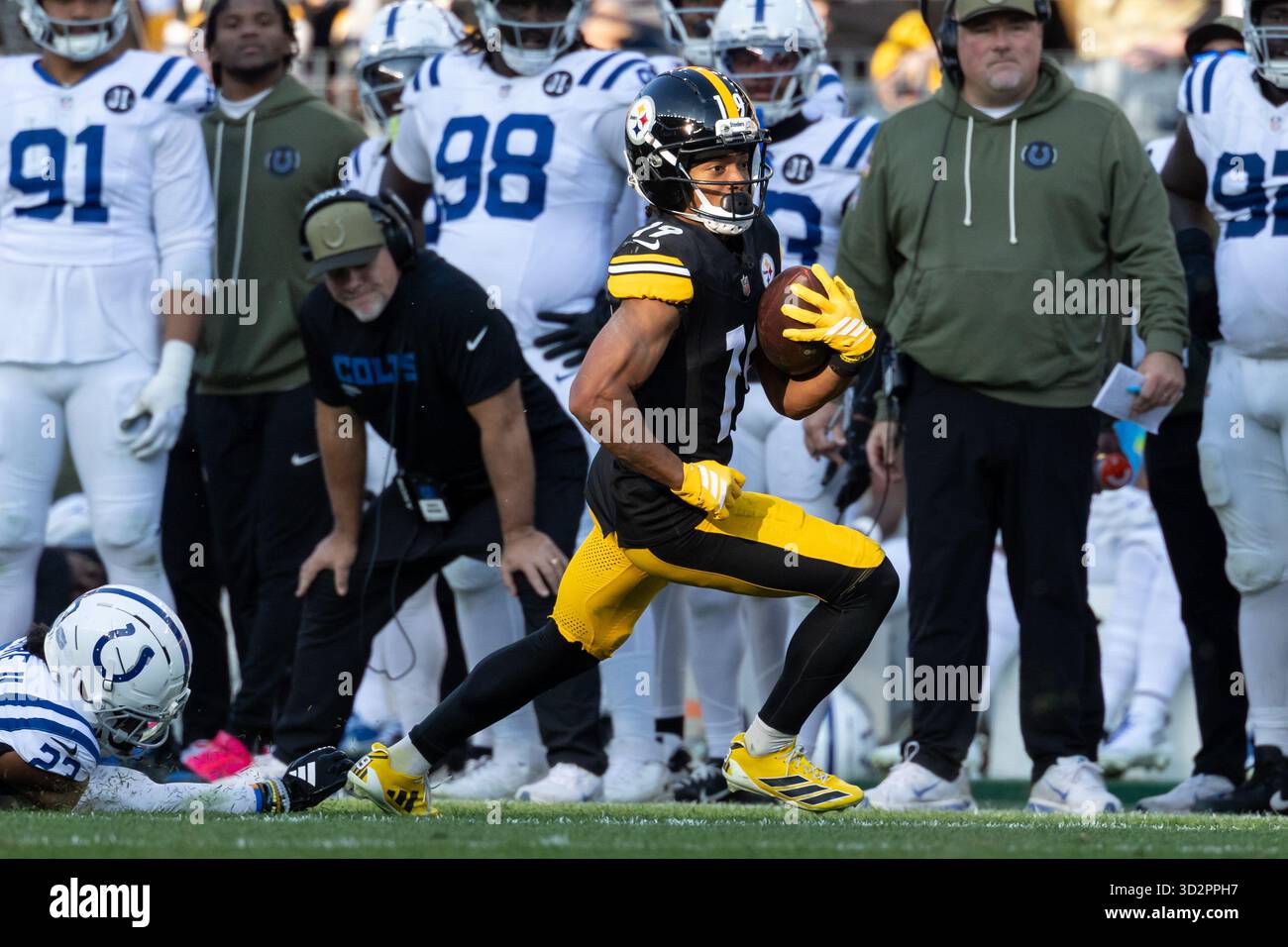 Pittsburgh Steelers wide receiver Calvin Austin III (19) runs after a ...
