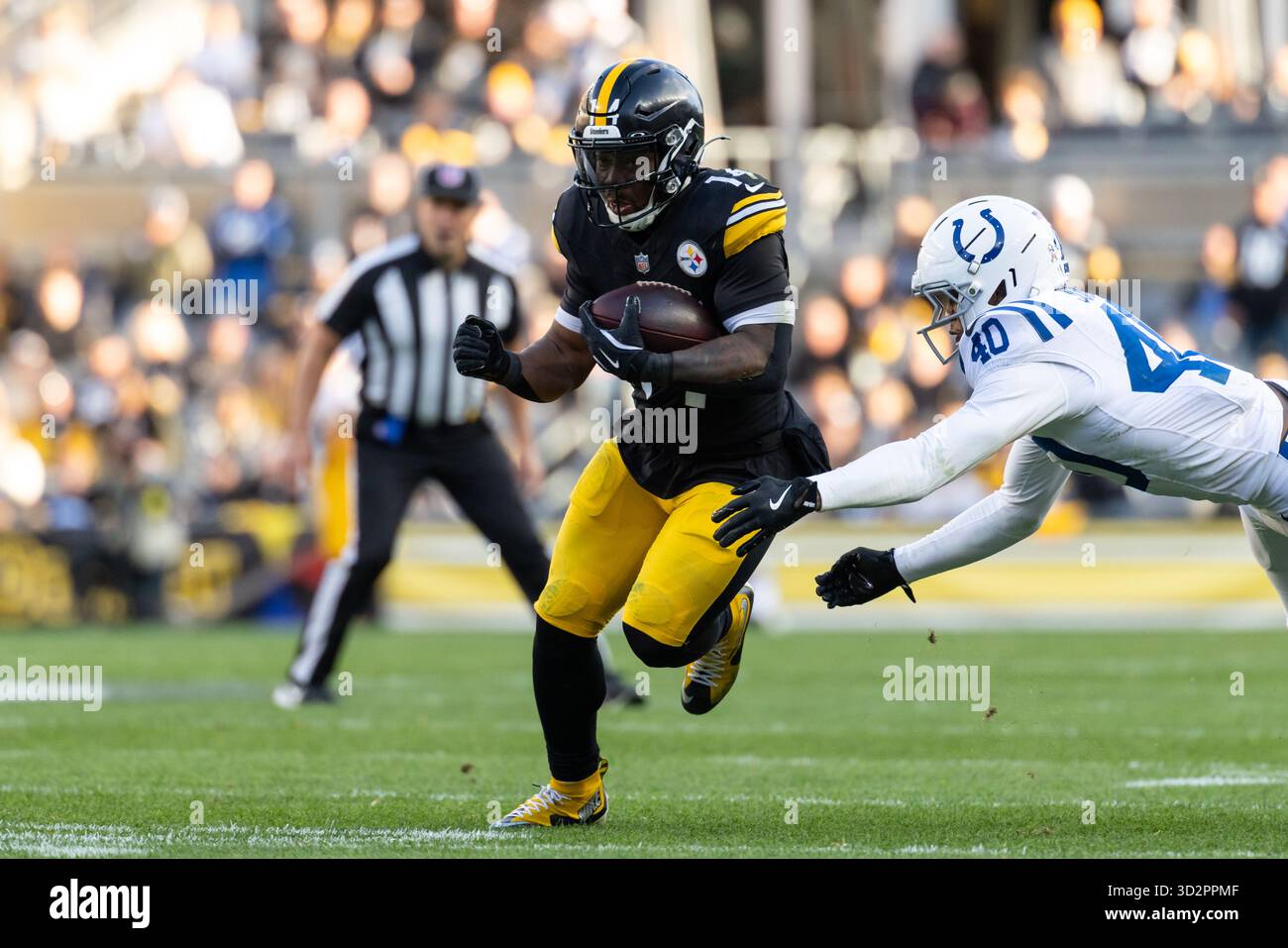 Pittsburgh Steelers running back Kenneth Gainwell (14) runs after a ...