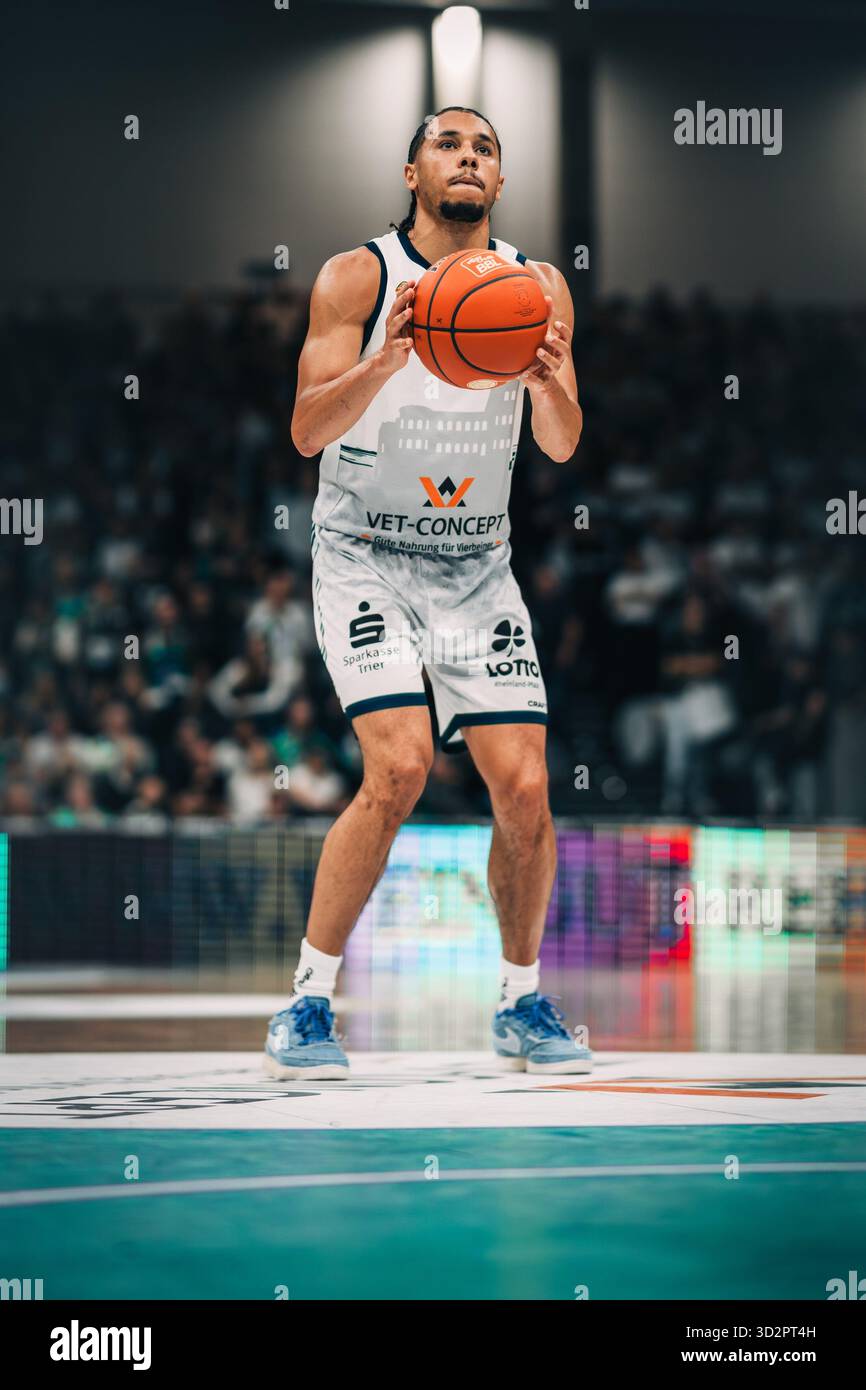 Jordan Roland (Gladiators Trier) mit Ball, Vet Concept Gladiators Trier ...