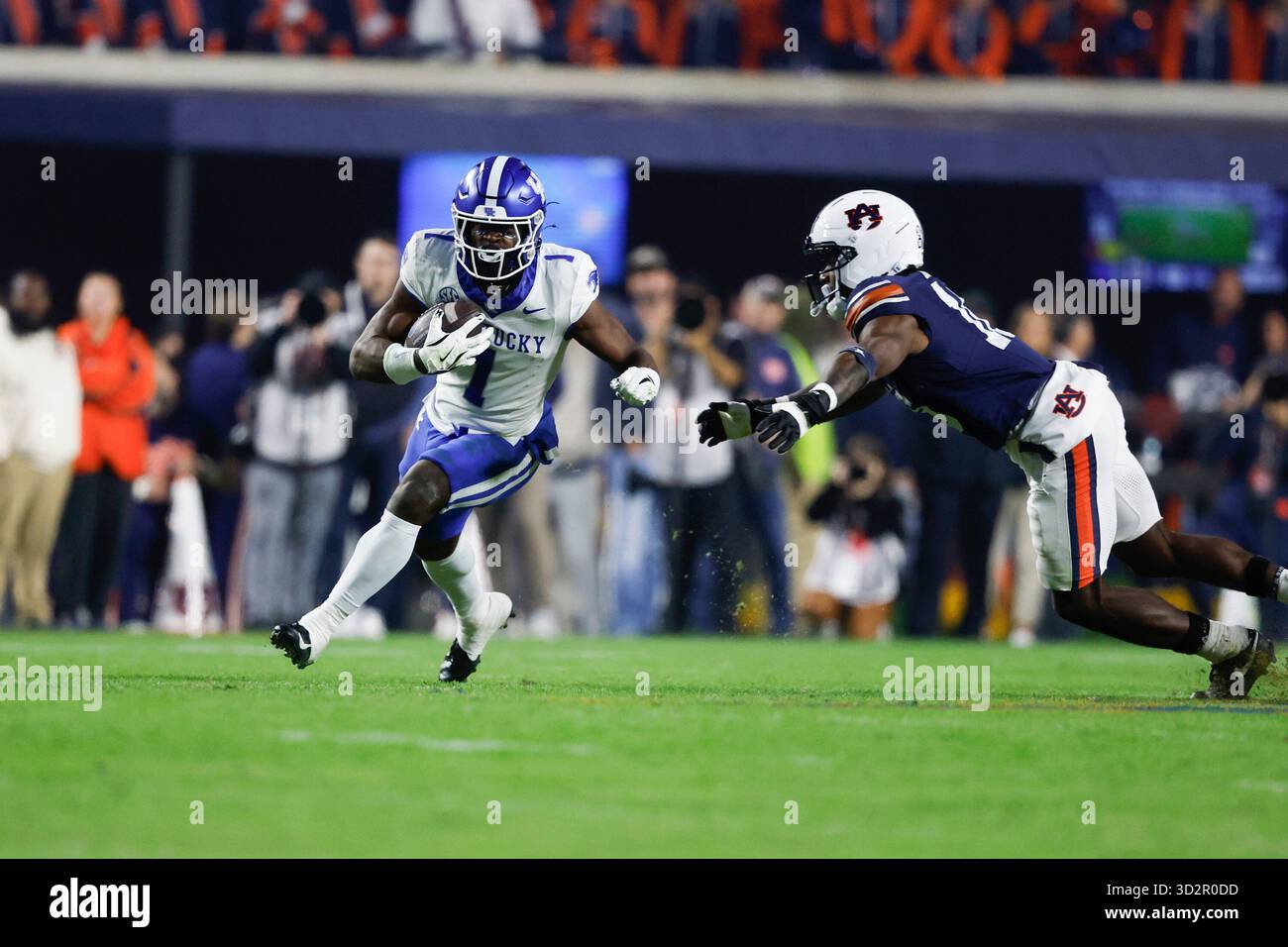 Kentucky wide receiver Kendrick Law (1) escapes the tackle of Auburn ...