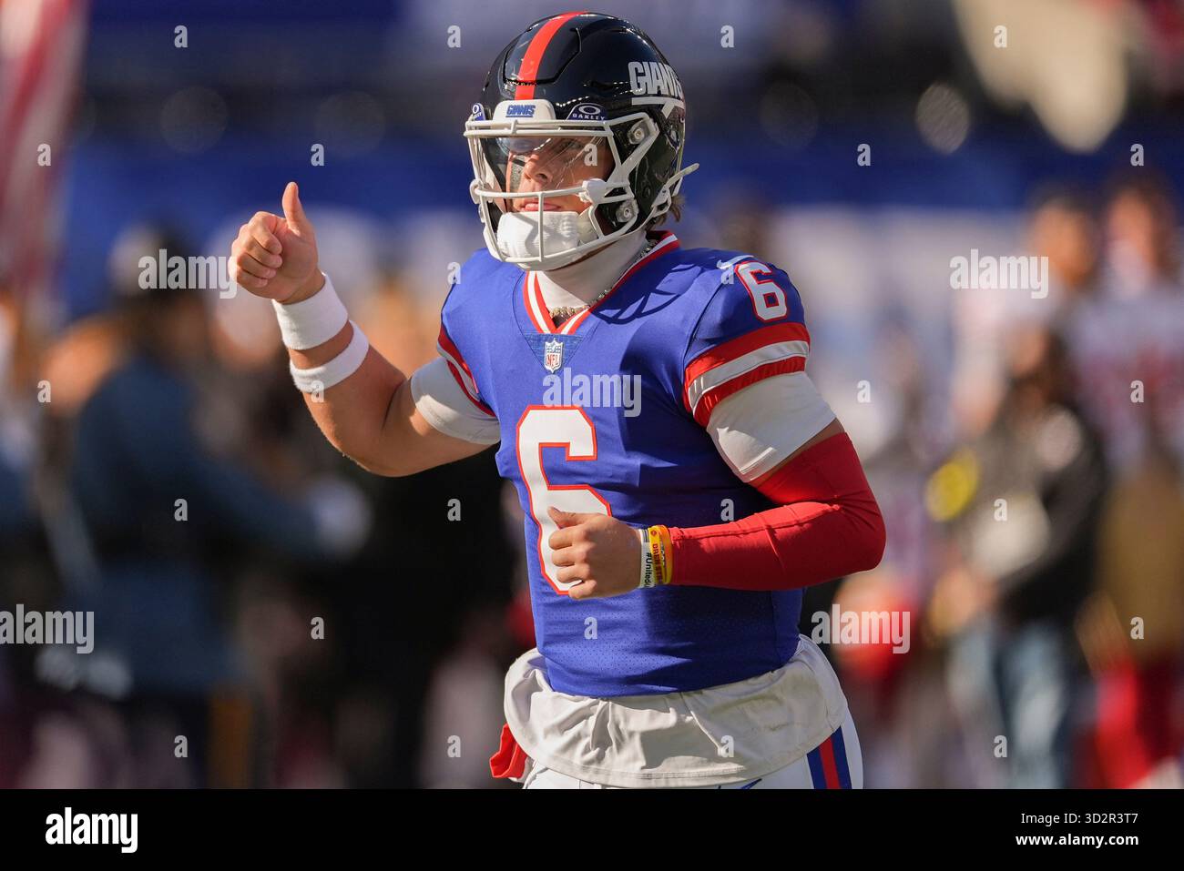 New York Giants quarterback Jaxson Dart (6) prepares to play against ...