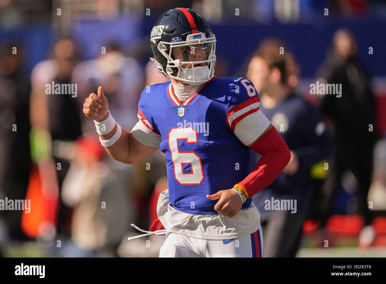 New York Giants quarterback Jaxson Dart (6) prepares to play against ...