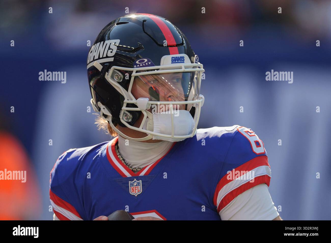 New York Giants quarterback Jaxson Dart (6) prepares to play against ...