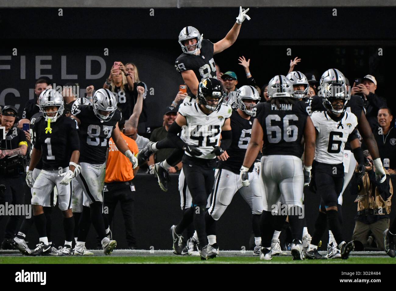 Las Vegas Raiders tight end Brock Bowers (89) celebrates with teammates ...