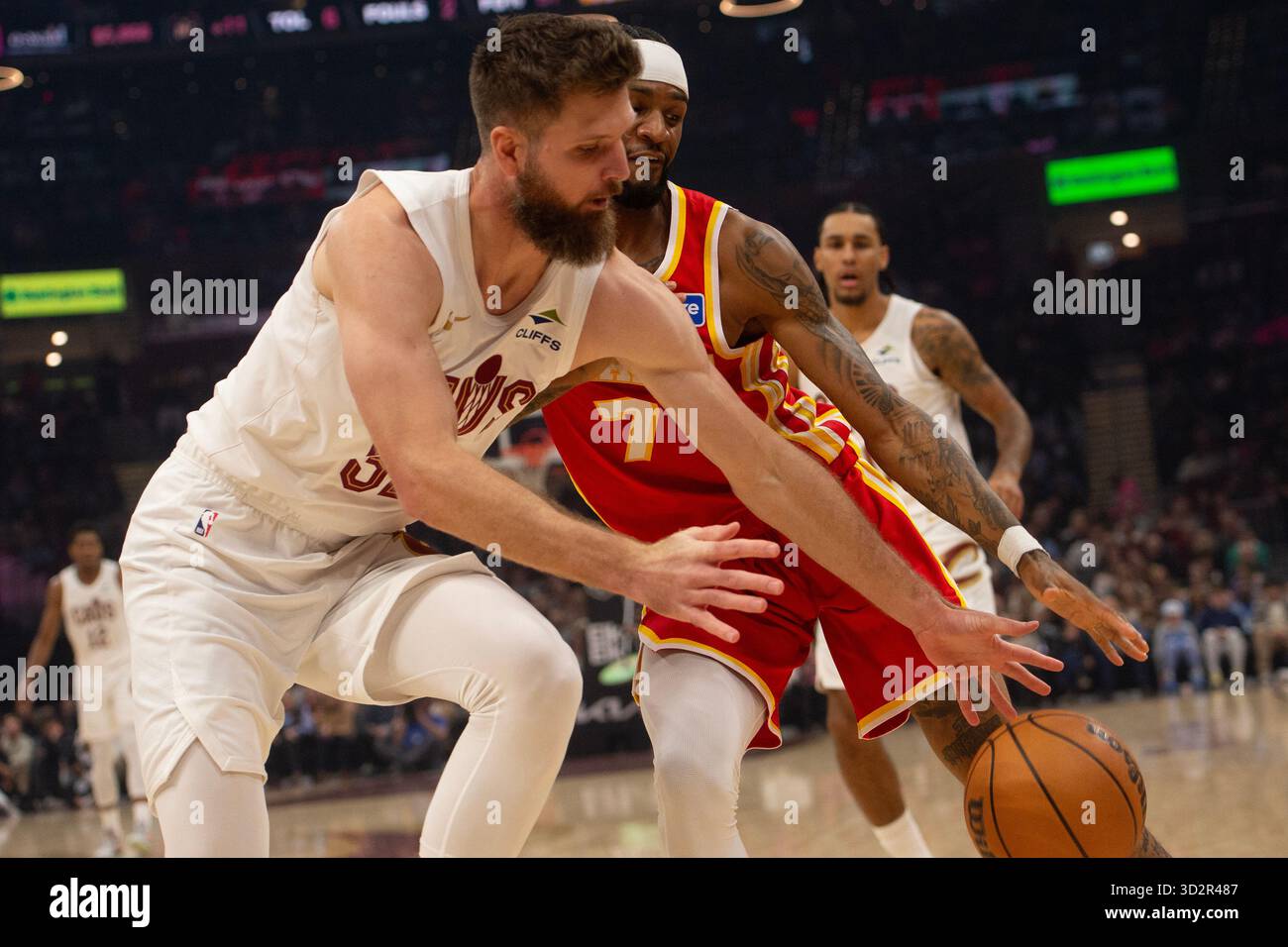 Cleveland Cavaliers' Dean Wade, left, and Atlanta Hawks' Nickeil ...