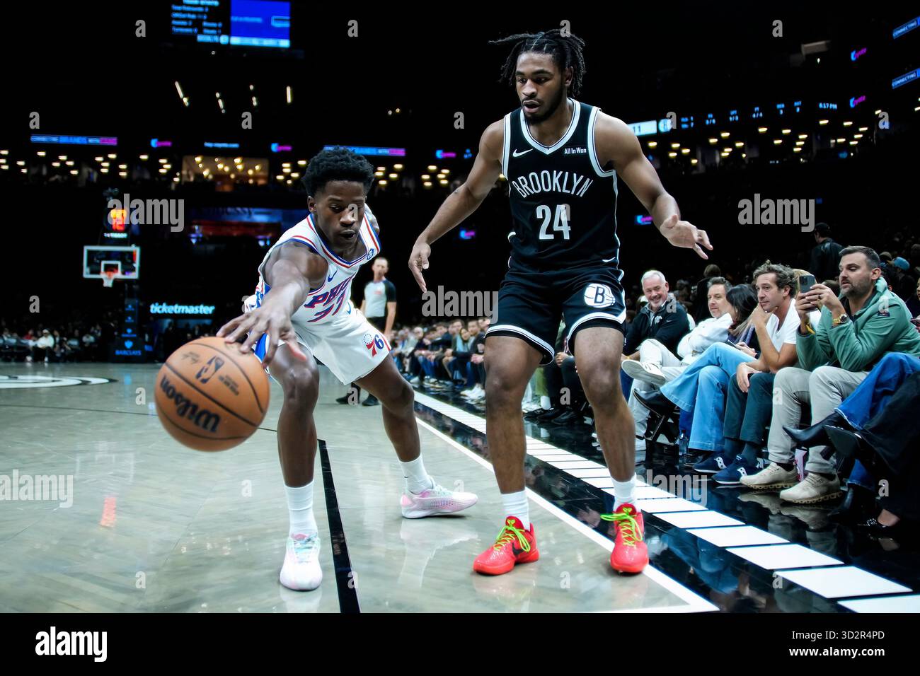 Philadelphia 76ers' VJ Edgecombe (77) tries to reach the ball against ...