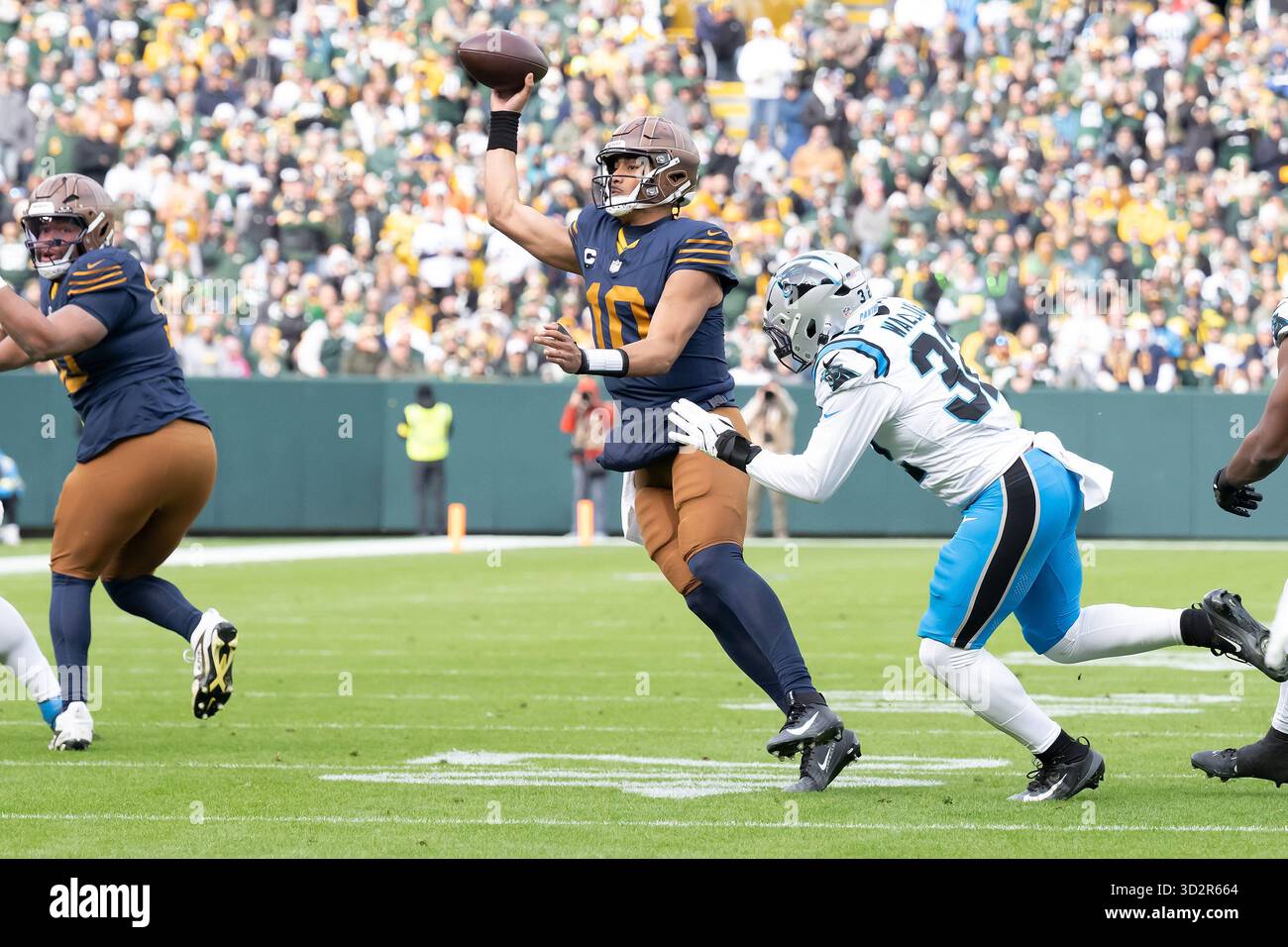 November 2, 2025: Green Bay Packers quarterback Jordan Love (10) throws ...