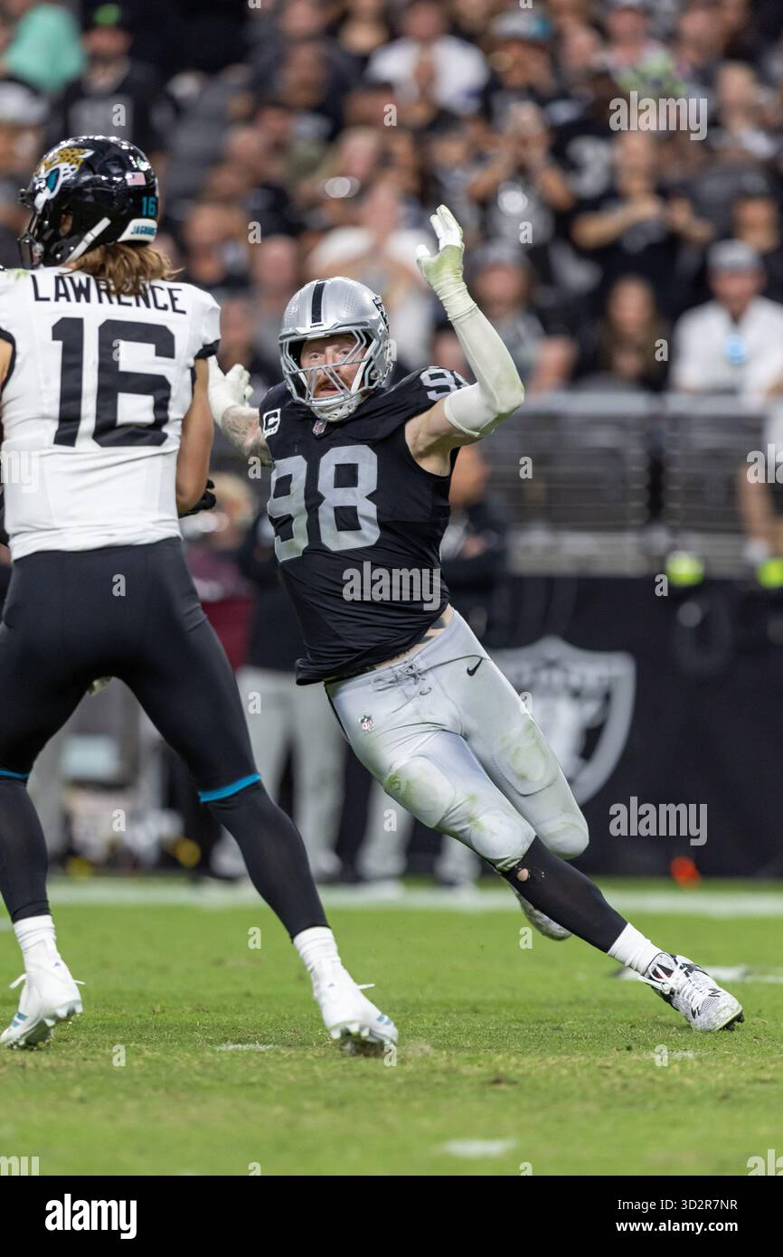 Las Vegas Raiders defensive end Maxx Crosby (98) rushes against the ...