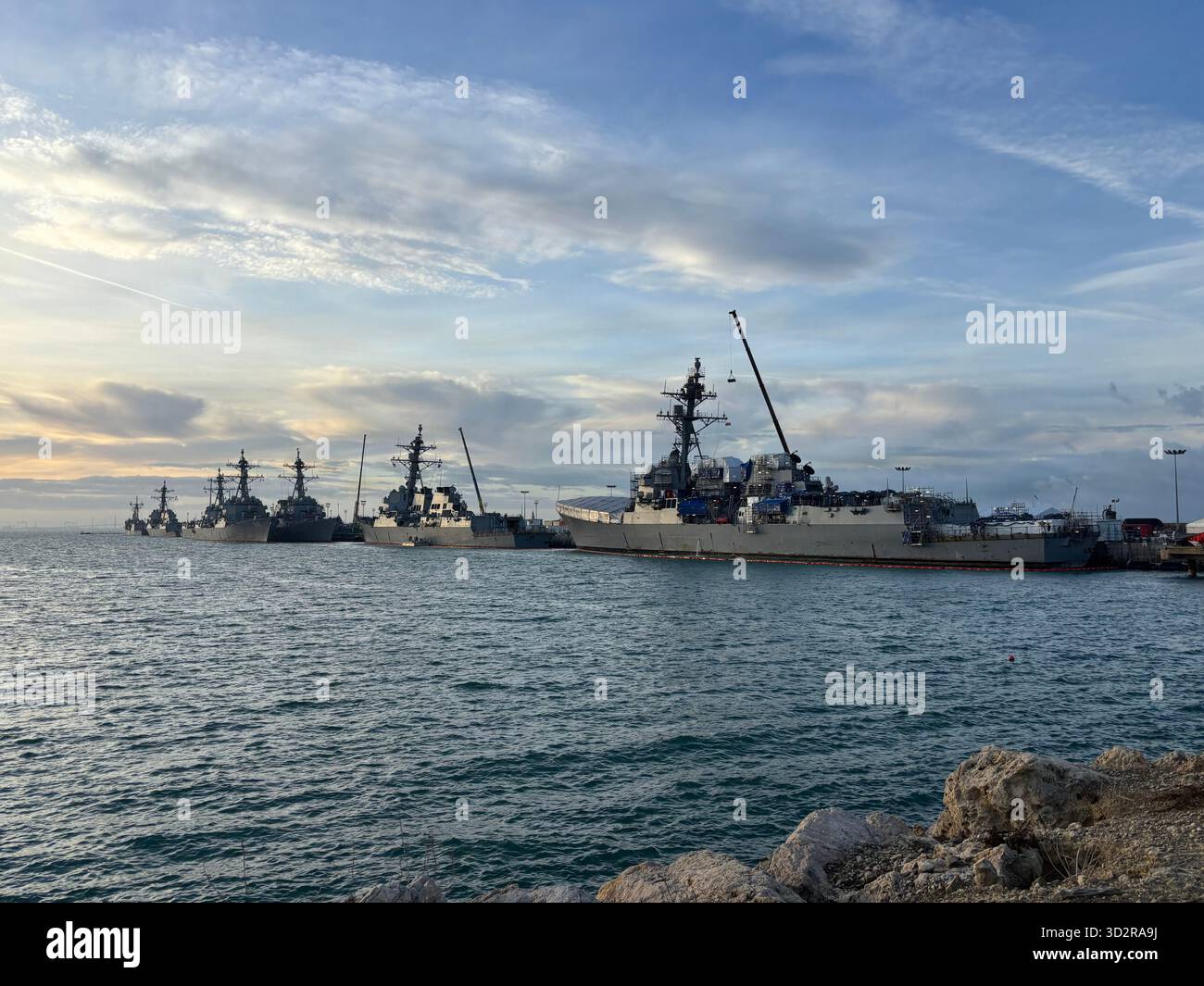 Uss oscar austin ddg 79 moored hi-res stock photography and images - Alamy