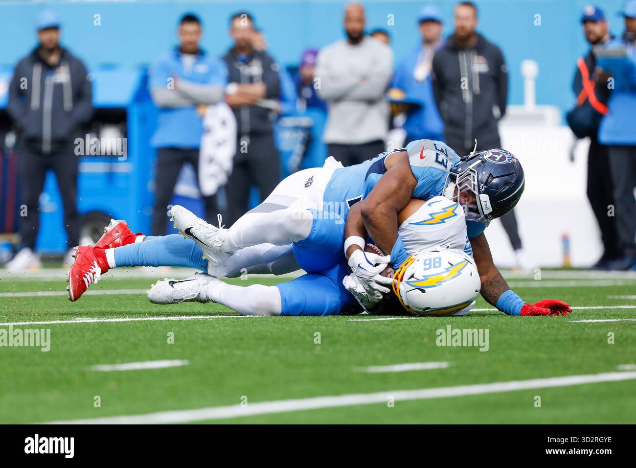 Tennessee Titans linebacker Cedric Gray (33) tackles Los Angeles ...