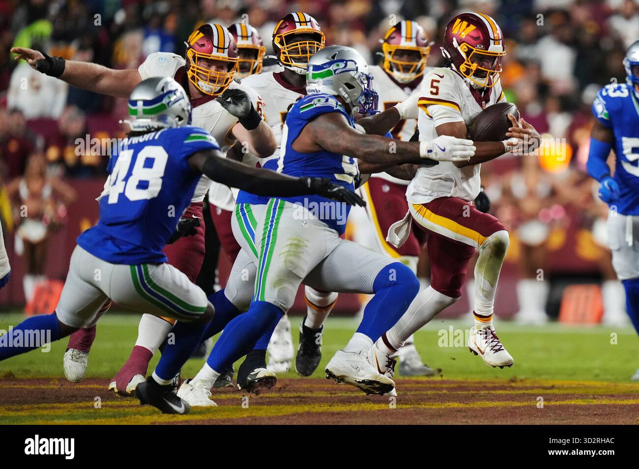 Washington Commanders quarterback Jayden Daniels (5) runs with the ball ...