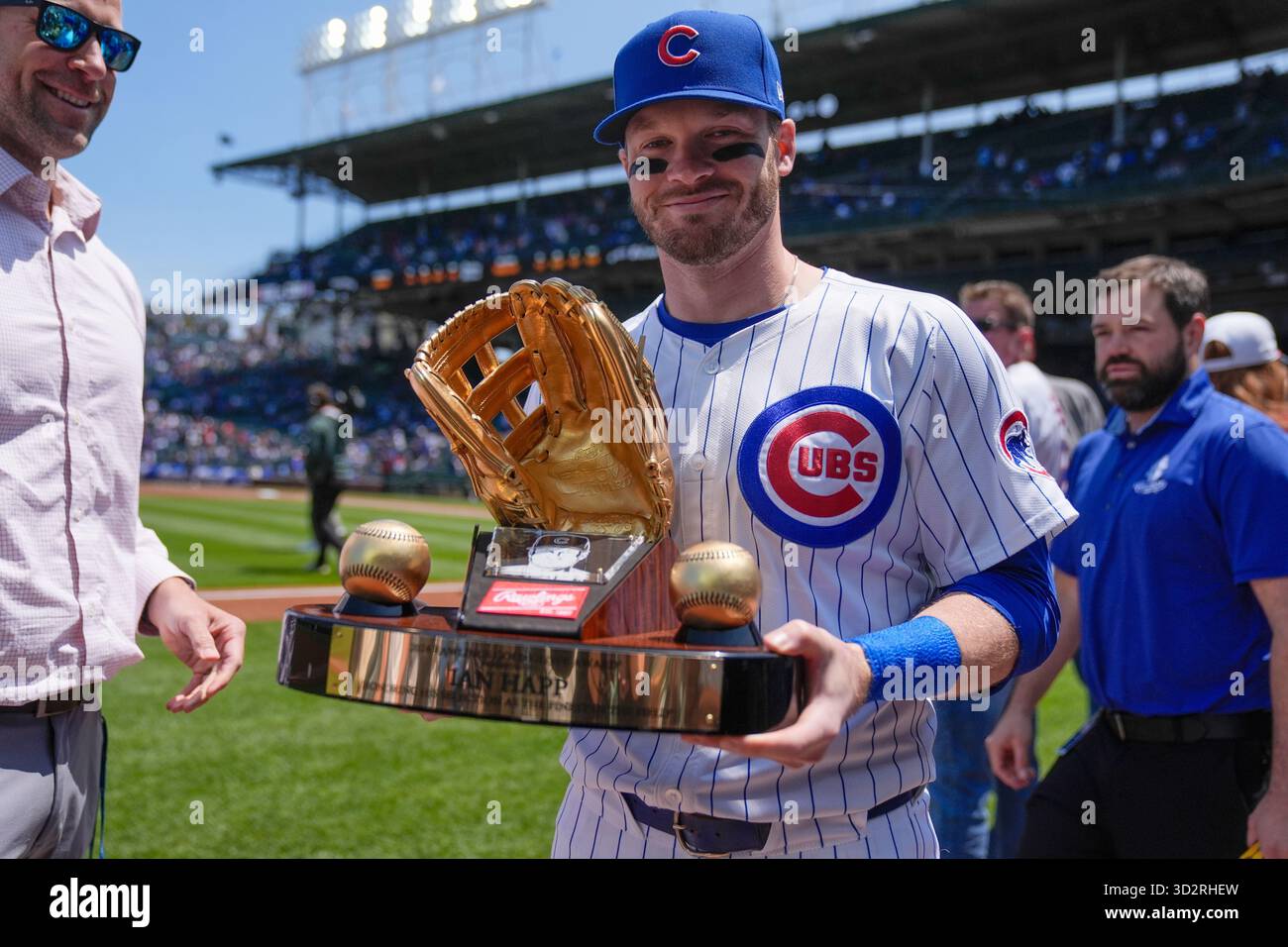 FILE - Chicago Cubs' Ian Happ (8) holds his Gold Glove Award trophy ...